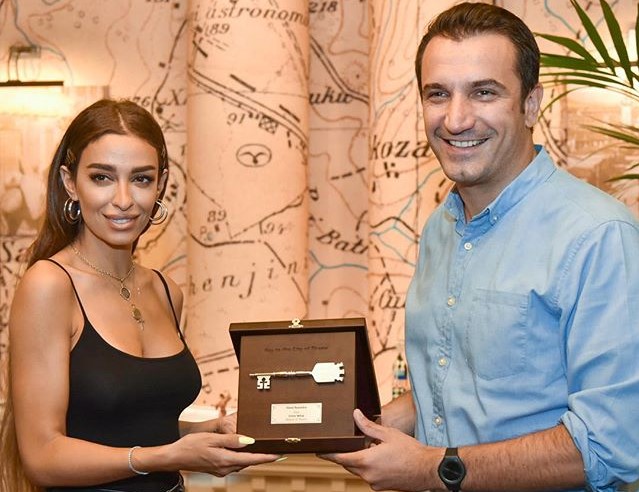 Eleni Foureira nderohet me mirënjohje nga Erion Veliaj Eleni Foureira nderohet me mirënjohje nga Erion Veliaj